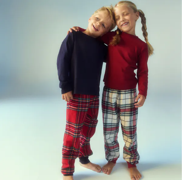Köp matchande julpyjamas till hela familjen online