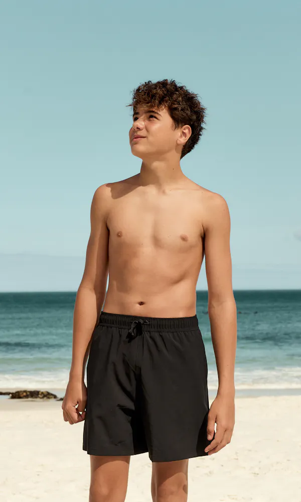 Svart Badeshorts i regular fit | Barneklær | Cubus